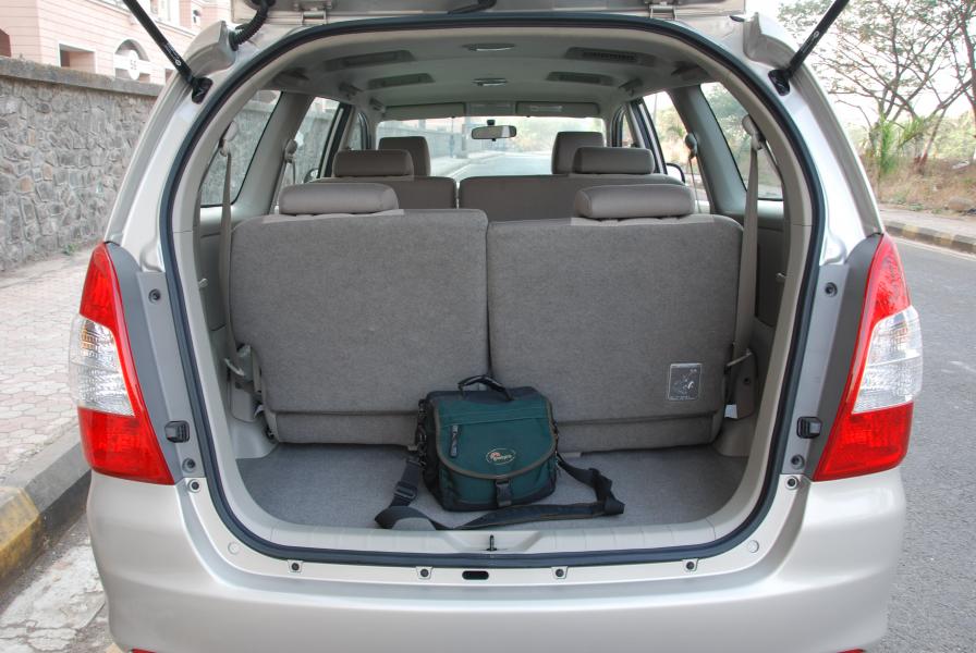 Toyota Innova 2.5 V E4 7 STR Price (incl. GST) in India,Ratings ...