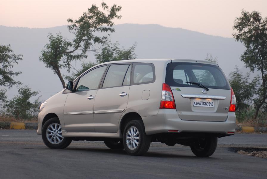 Toyota Innova 2.5 V E4 7 STR Price (incl. GST) in India,Ratings ...
