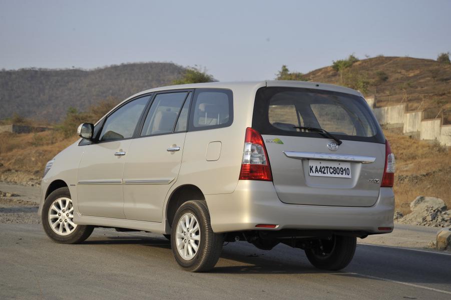 Toyota Innova 2.5 V E4 7 STR Price (incl. GST) in India,Ratings ...